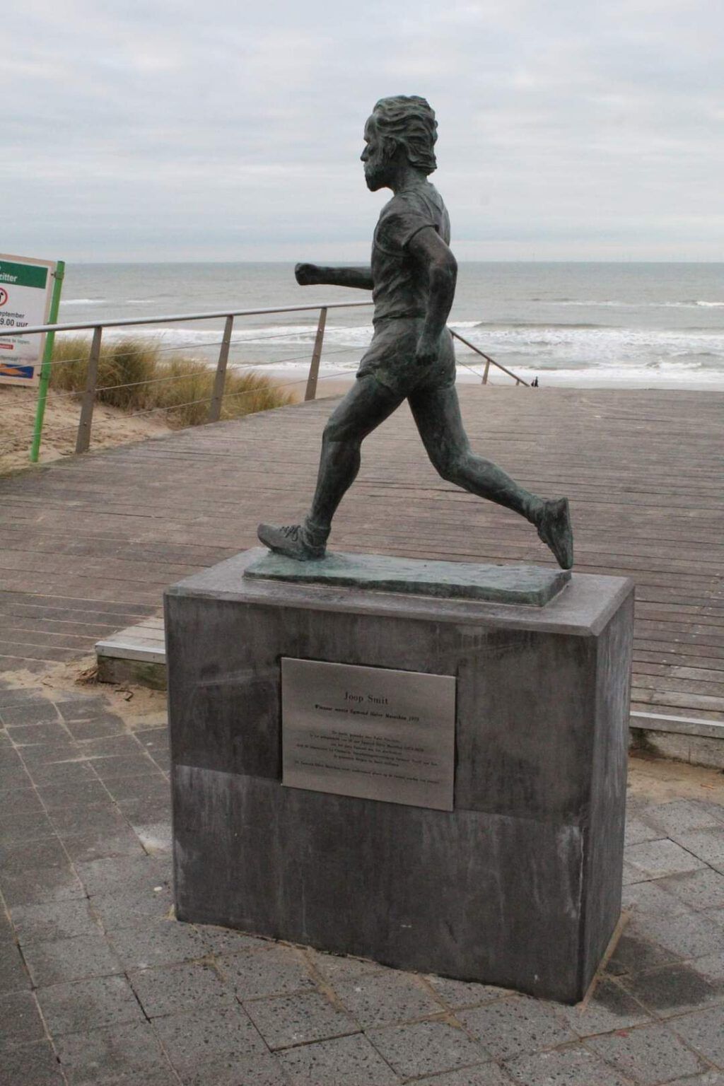 Het bronzen beeld van Joop Smit | Egmond Online