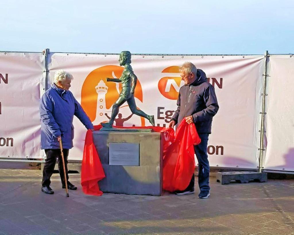 Het bronzen beeld van Joop Smit | Egmond Online
