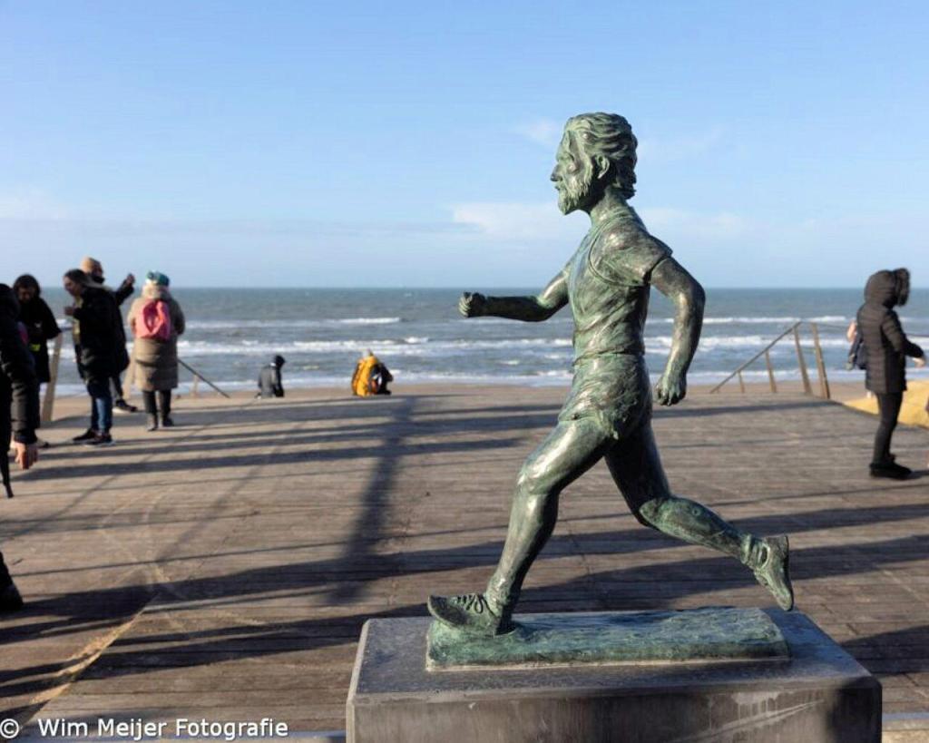Het bronzen beeld van Joop Smit | Egmond Online
